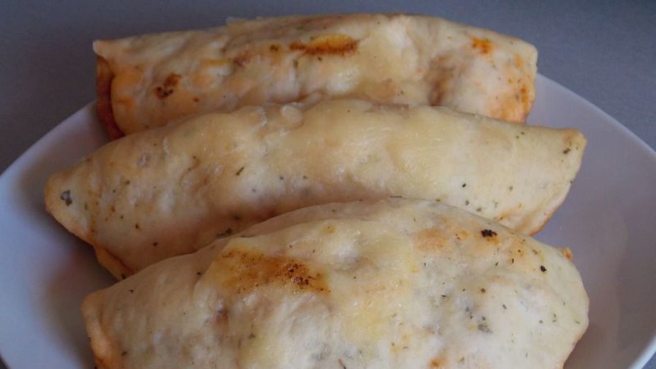 Przepis - Mini calzone z pieczarkami i szynką przepis - Gotujmy.pl