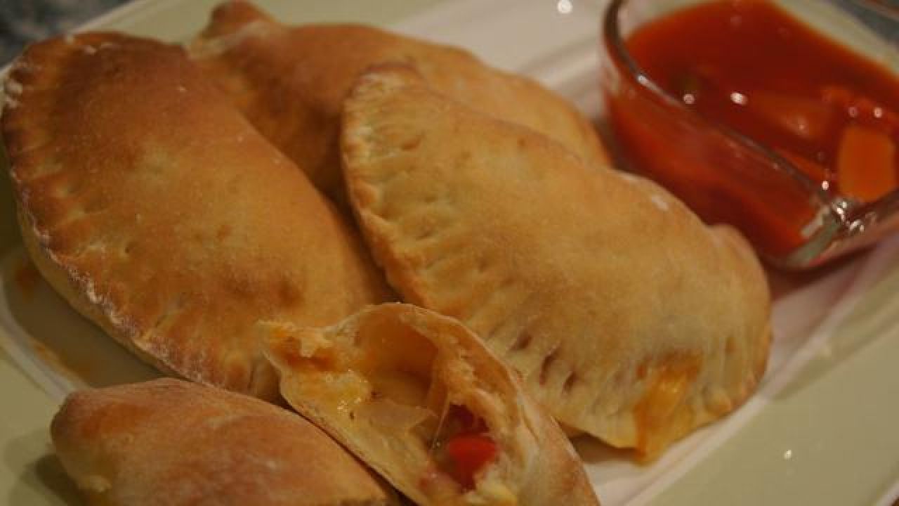 Przepis - Mini calzone z sosem słodko-kwaśnym przepis - Gotujmy.pl