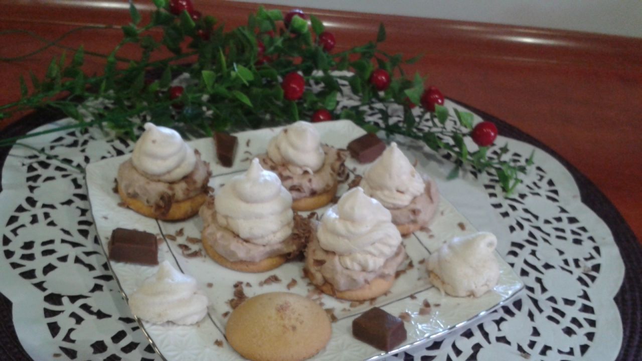 Przepis - Mini deserki z bezikami przepis - Gotujmy.pl