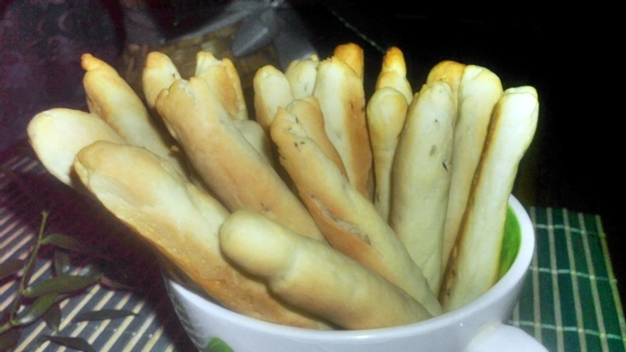 Przepis - mini grissini z kminkiem przepis - Gotujmy.pl