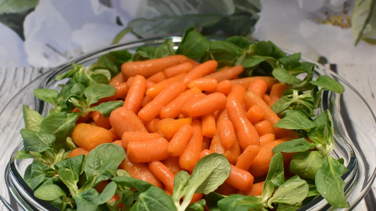 Przepis - Mini marchewki w miodzie przepis - Gotujmy.pl