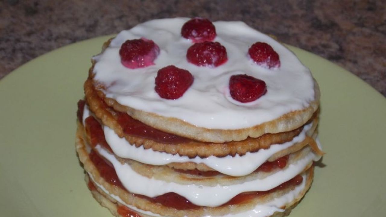 Przepis - Mini tort naleśnikowy przepis - Gotujmy.pl