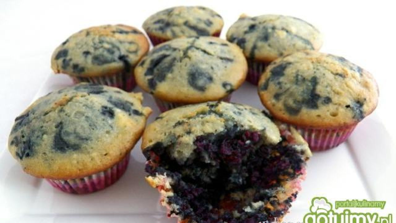 Przepis - Mocno jagodowe muffinki przepis - Gotujmy.pl