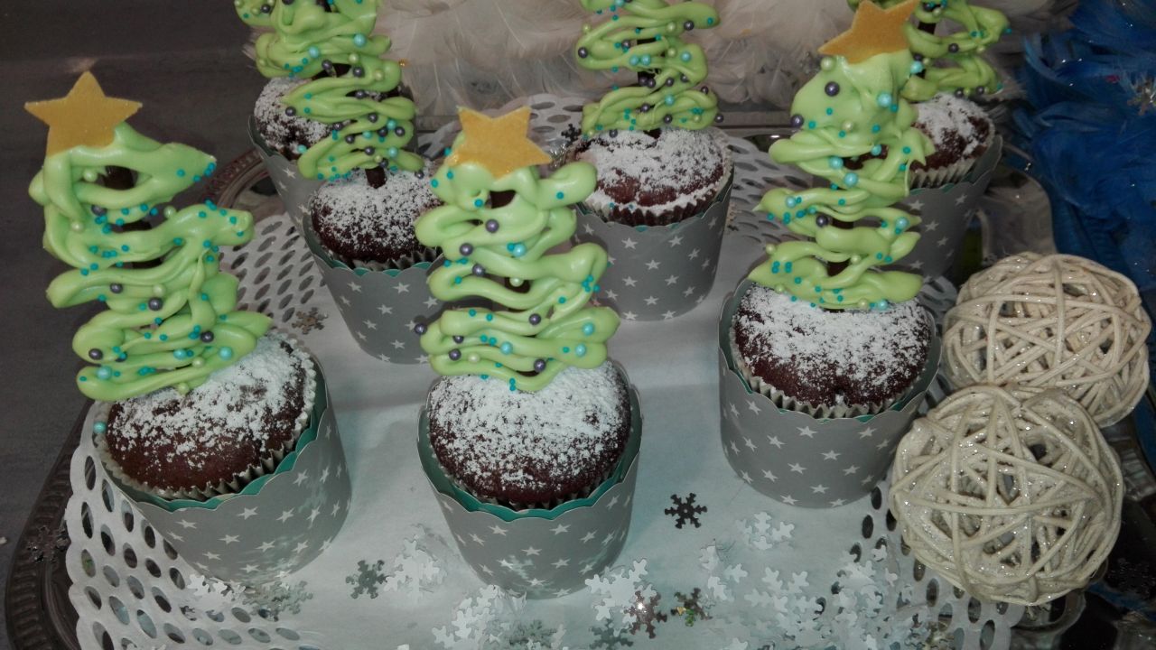 Przepis - Muffinki cynamonowe z choinkami przepis - Gotujmy.pl