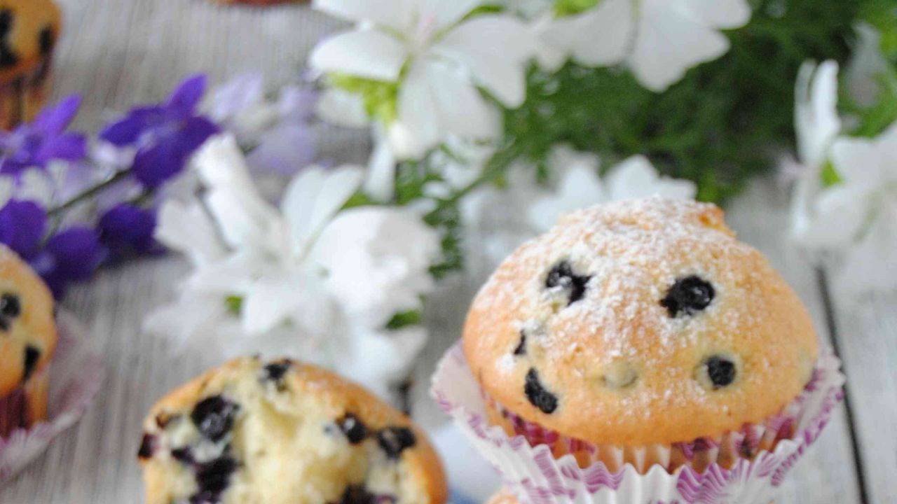 Przepis - Muffinki jagodowe przepis - Gotujmy.pl