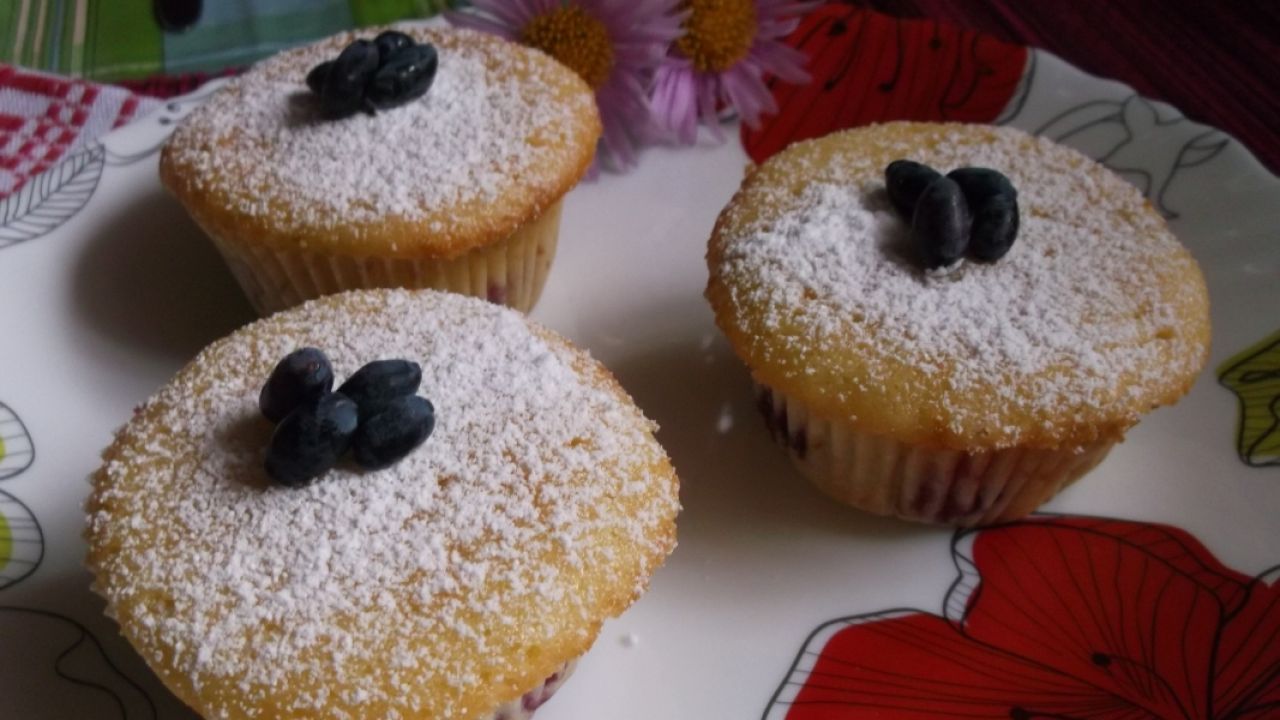 Przepis - Muffinki jogurtowo-jagodowe przepis - Gotujmy.pl