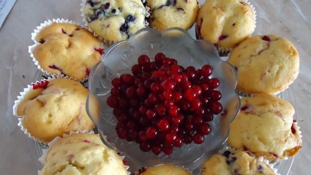 Przepis - Muffinki z jagodami i porzeczkami przepis - Gotujmy.pl