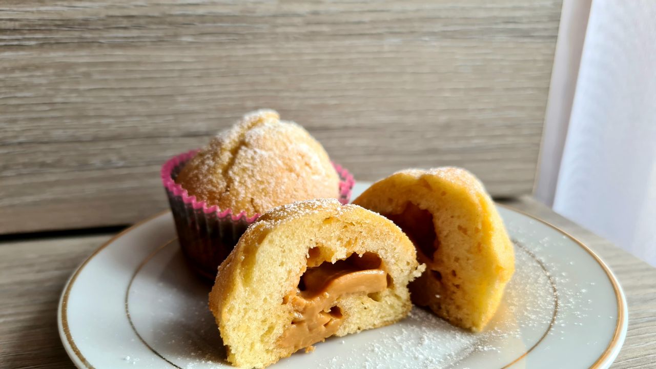 Przepis - Muffinki z kajmakiem przepis - Gotujmy.pl