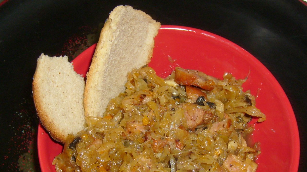 Przepis - Na szybko pyszny, prosty bigos przepis - Gotujmy.pl