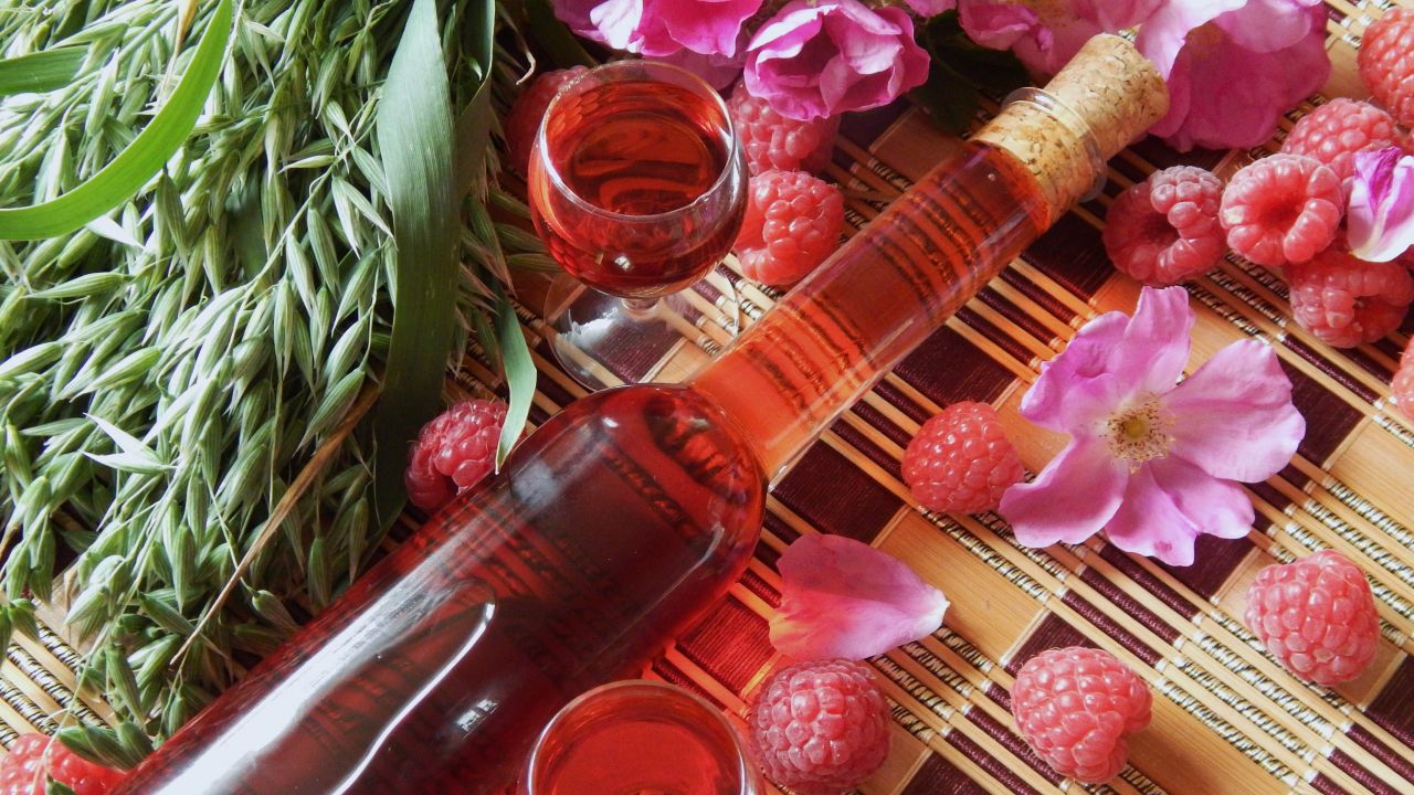 Przepis - Nalewka malinowo-różana przepis - Gotujmy.pl