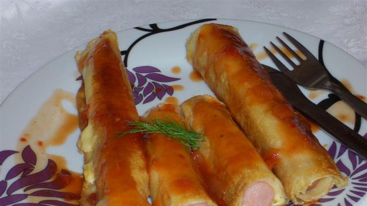 Przepis - Parówki w naleśnikach z serem i sosem przepis - Gotujmy.pl