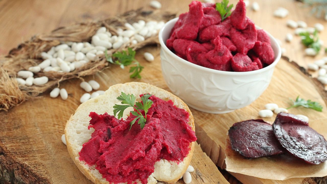Przepis - Pasta z fasoli i buraków pieczonych przepis - Gotujmy.pl