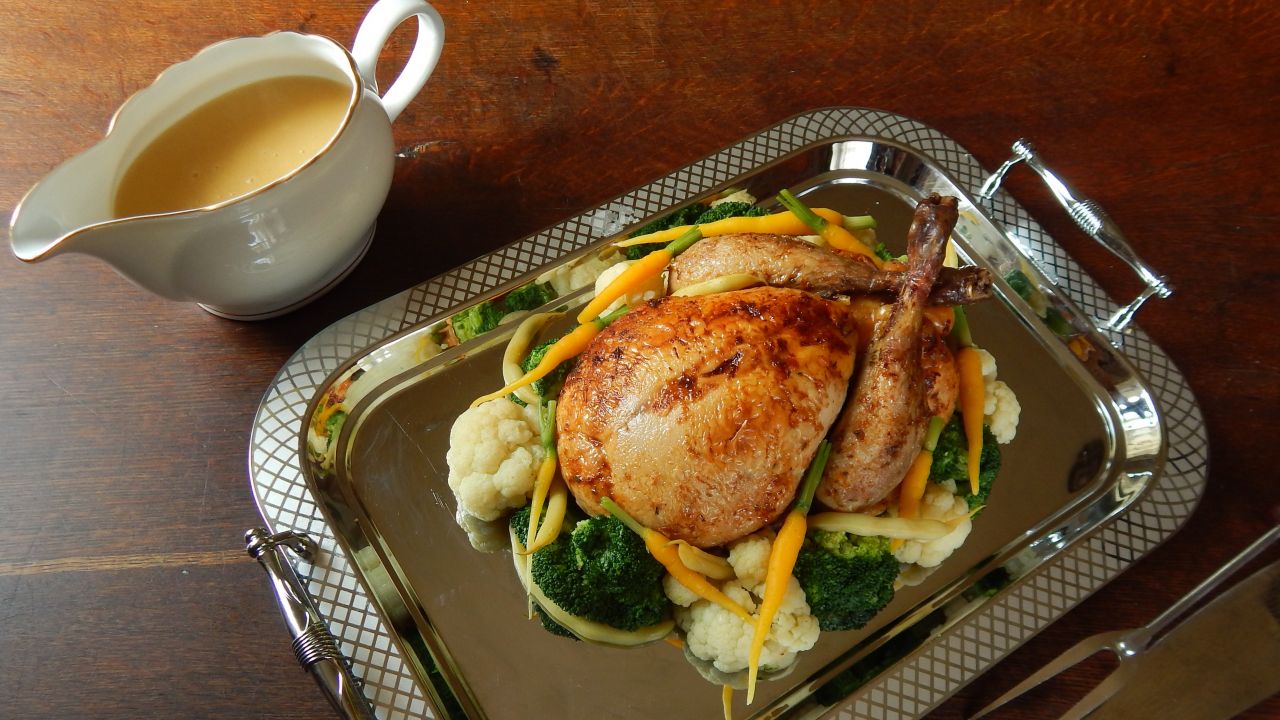 Przepis - Pieczona luzowana perliczka przepis - Gotujmy.pl