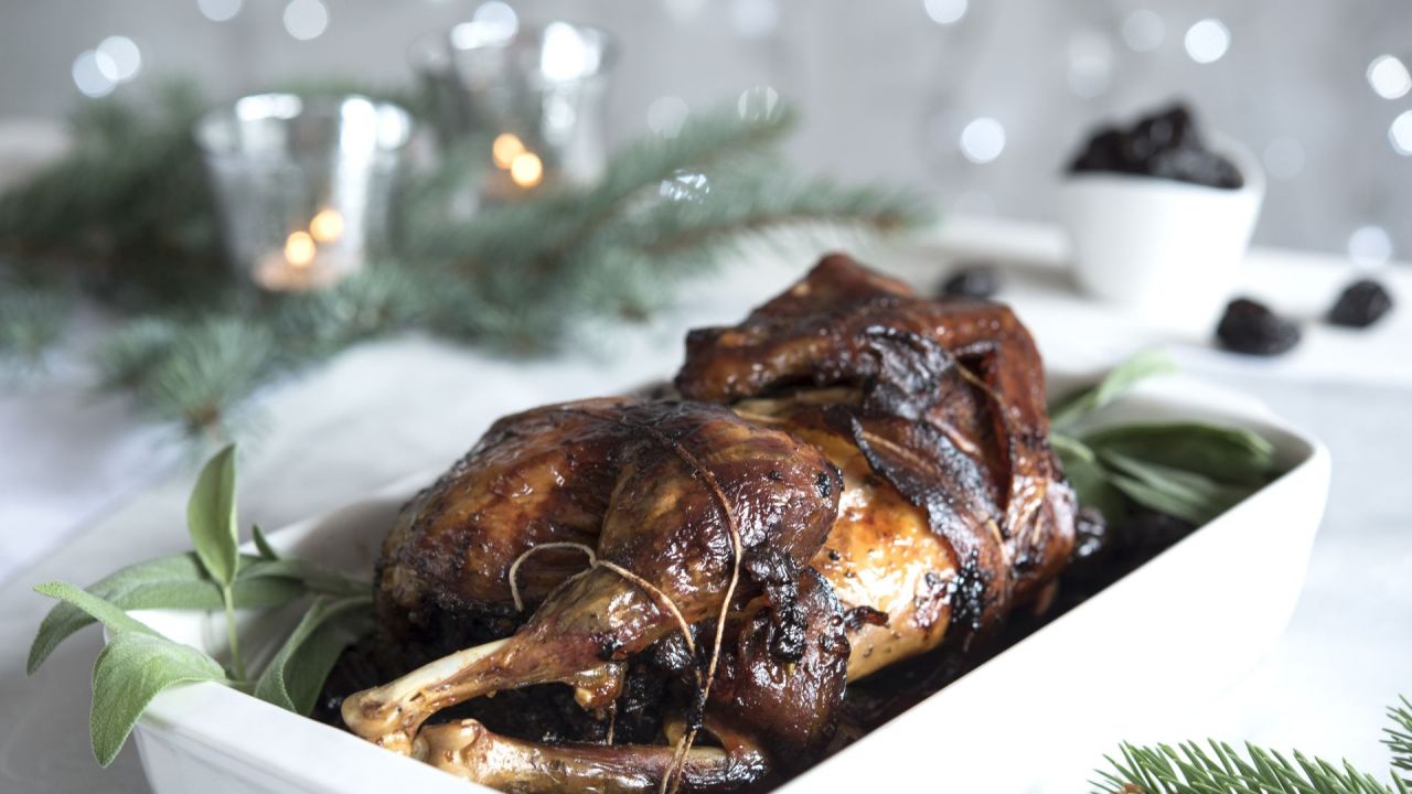 Przepis - Pieczona perliczka, faszerowana śliwkami kalifornijskimi i ...