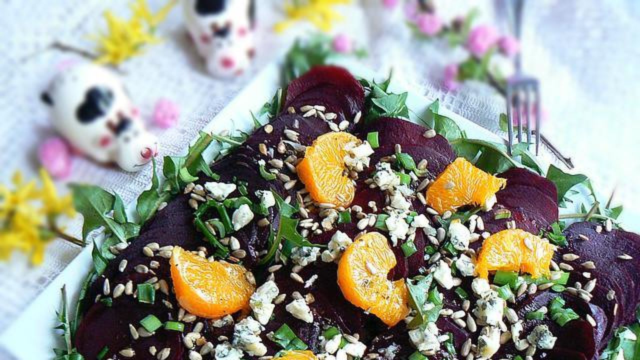 Przepis - Pieczone buraki z mniszkiem lekarskim przepis - Gotujmy.pl