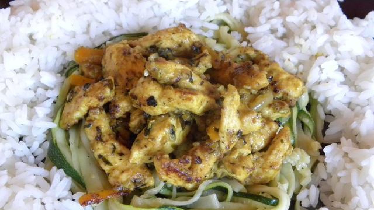 Przepis - Pikantny kurczak na spaghetti z cukini przepis - Gotujmy.pl