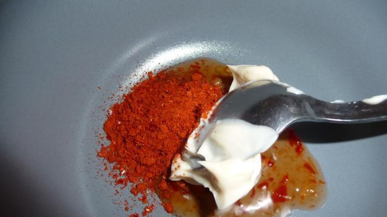 Przepis - Pikantny sos z harissą przepis - Gotujmy.pl