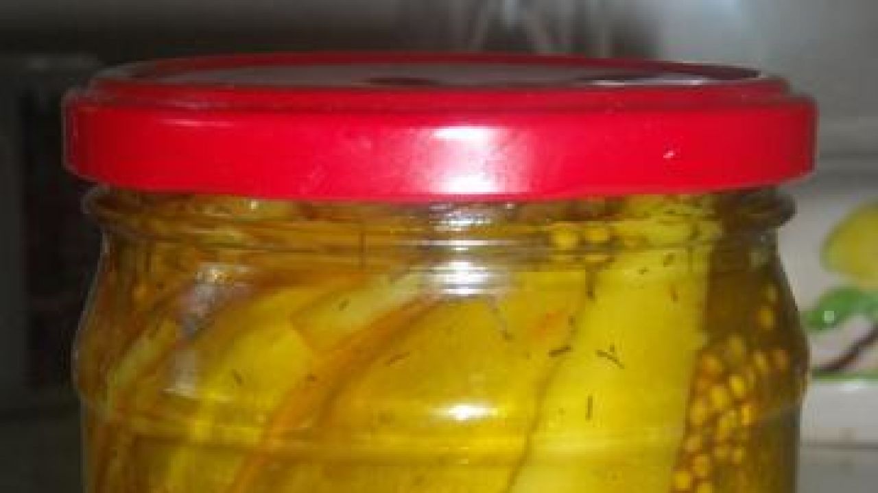 Przepis - Pikle w zalewie curry przepis - Gotujmy.pl