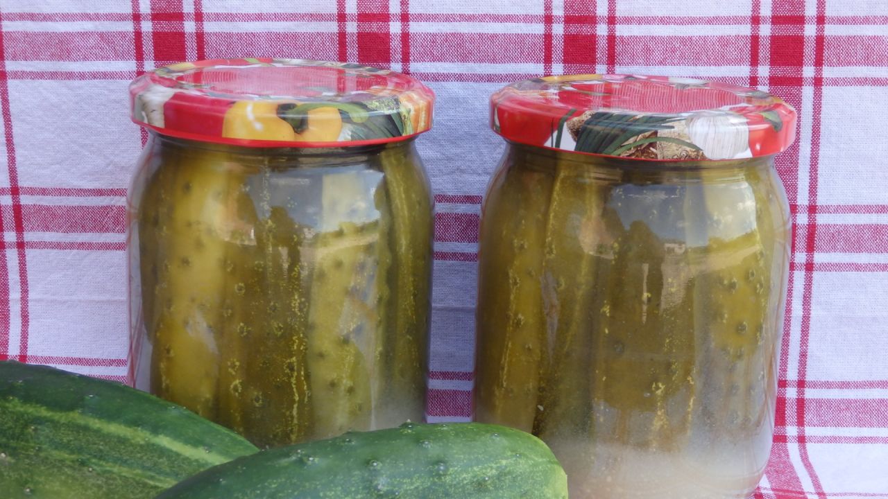 Przepis - Pikle w zalewie musztardowej przepis - Gotujmy.pl
