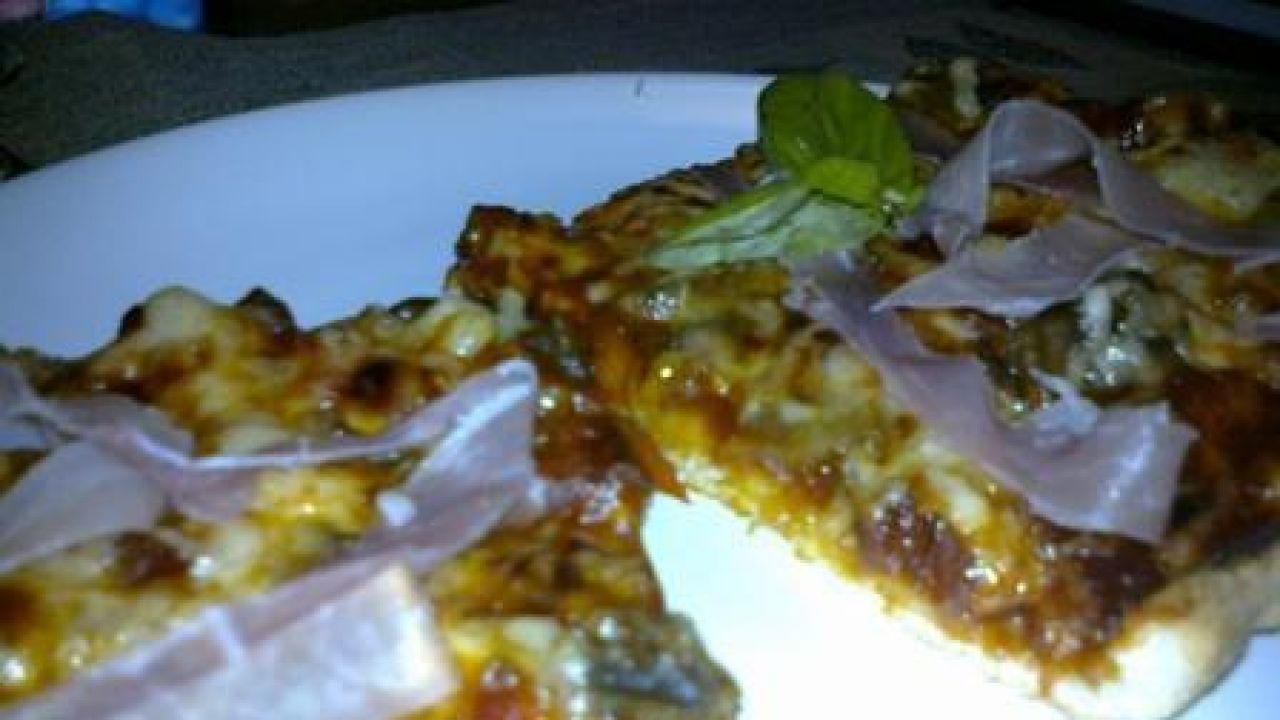 Przepis - Pizza na ostro przepis - Gotujmy.pl