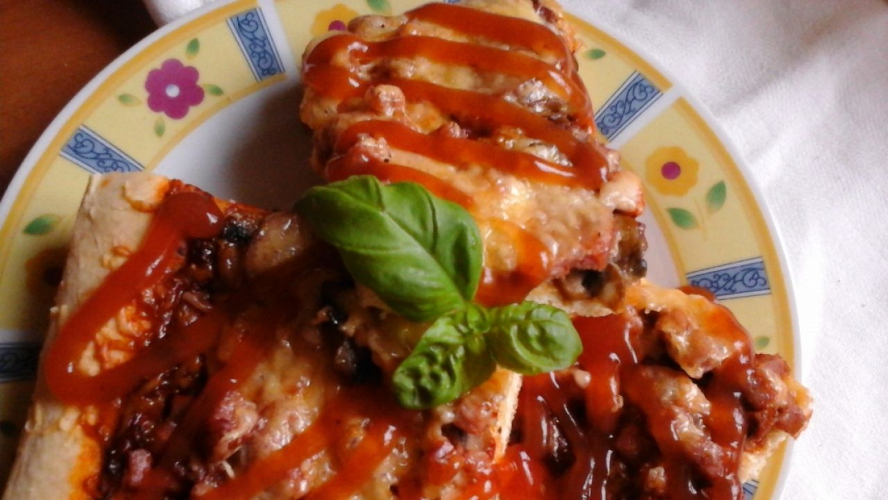 Przepis - Pizza na ostro z pieczarkami i kurczakiem przepis - Gotujmy.pl