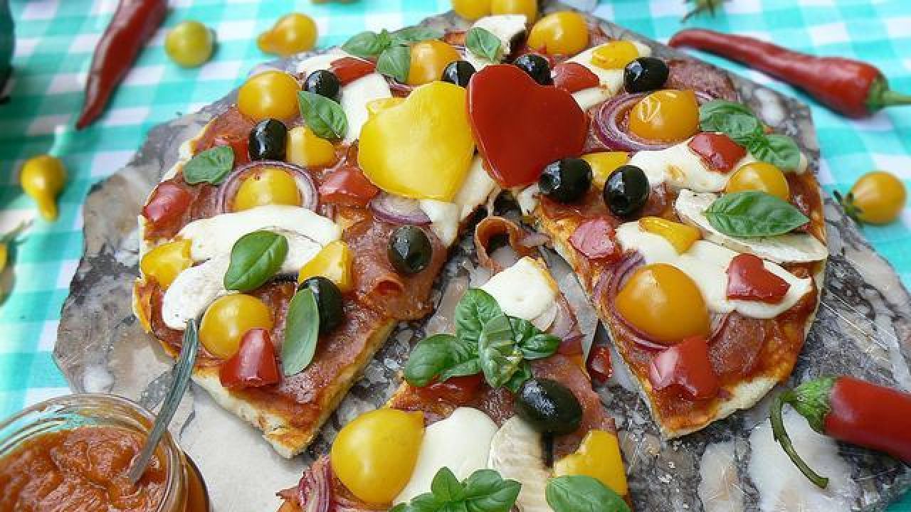 Przepis - Pizza od serca orkiszowa z domowym sosem przepis - Gotujmy.pl