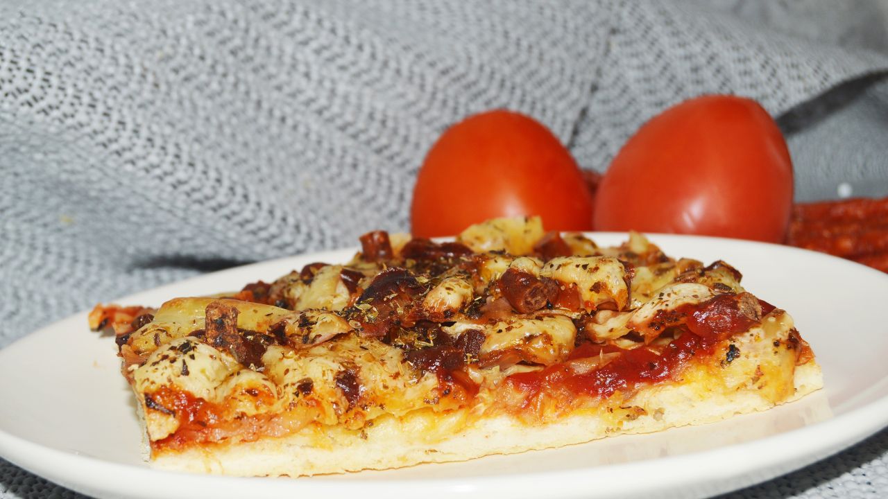 Przepis - Pizza z cukinią, cebulą, szynką i kabanosami przepis - Gotujmy.pl