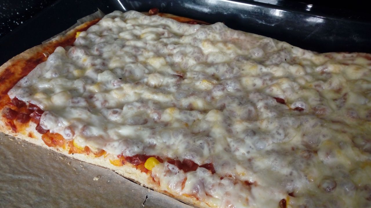 Przepis - Pizza z kabanosami, kukurydzą i cebulą przepis - Gotujmy.pl