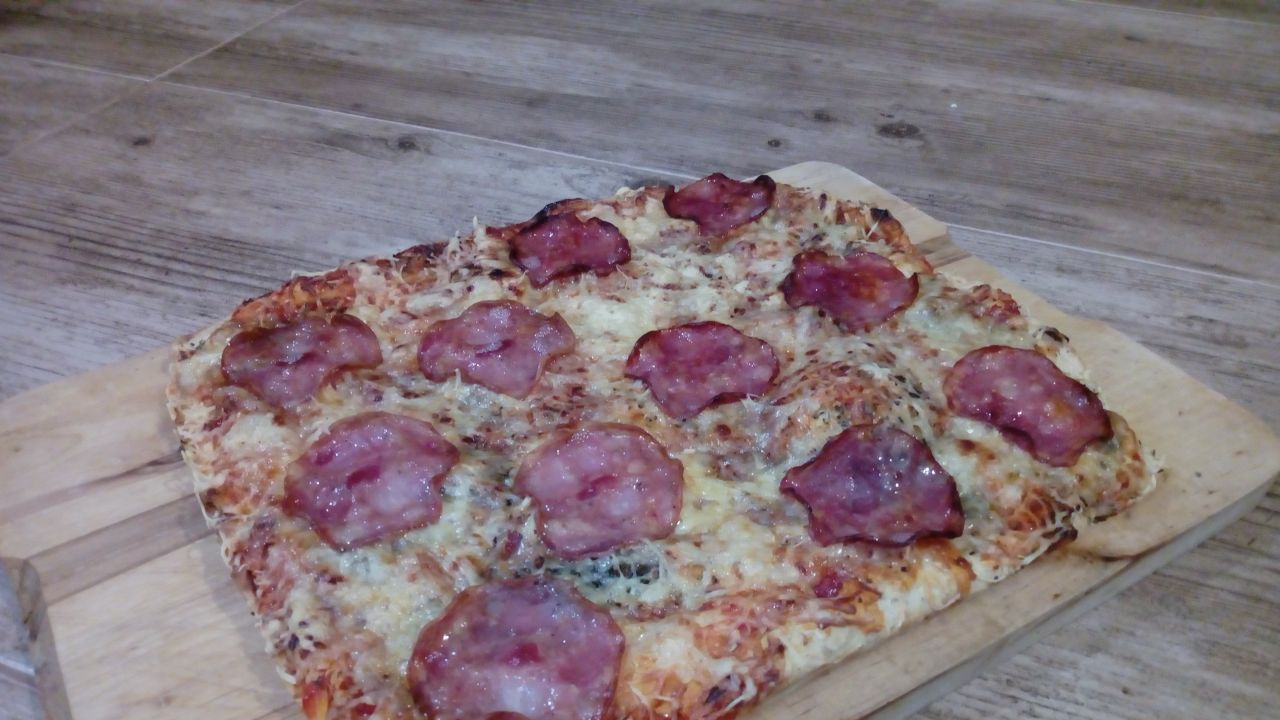 Przepis - Pizza z kiełbasą przepis - Gotujmy.pl