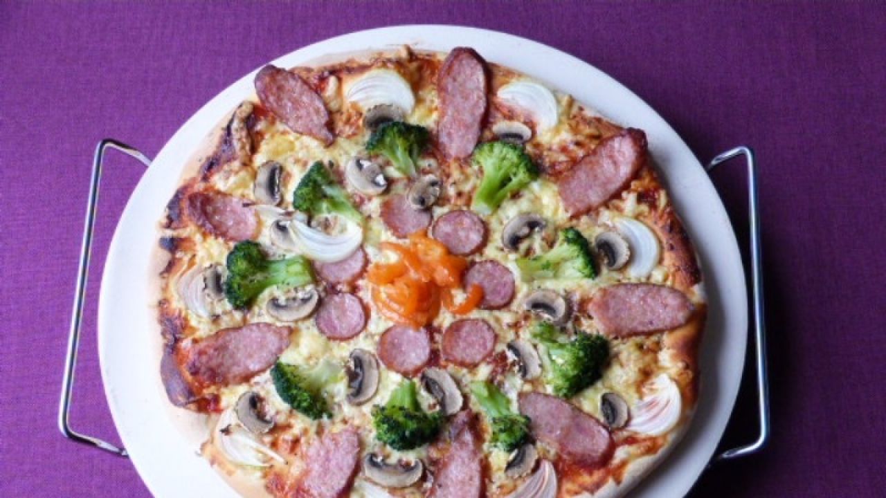 Przepis - Pizza z kiełbasą i warzywami przepis - Gotujmy.pl