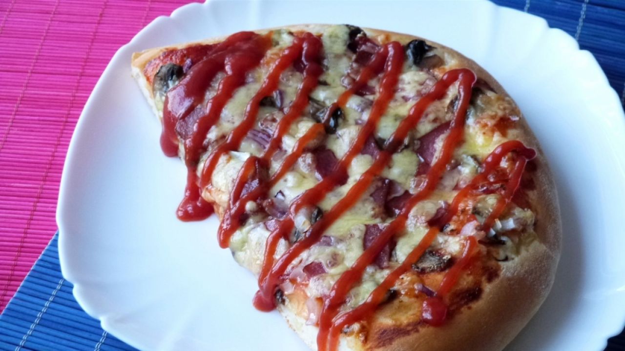 Przepis - Pizza z suszoną cebulą przepis - Gotujmy.pl