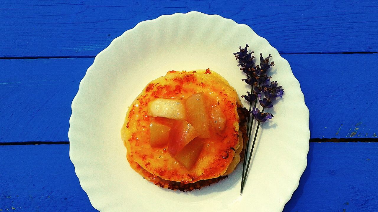 Przepis - Placki z serka wiejskiego z sosem brzoskwiniowym przepis - Gotujmy.pl