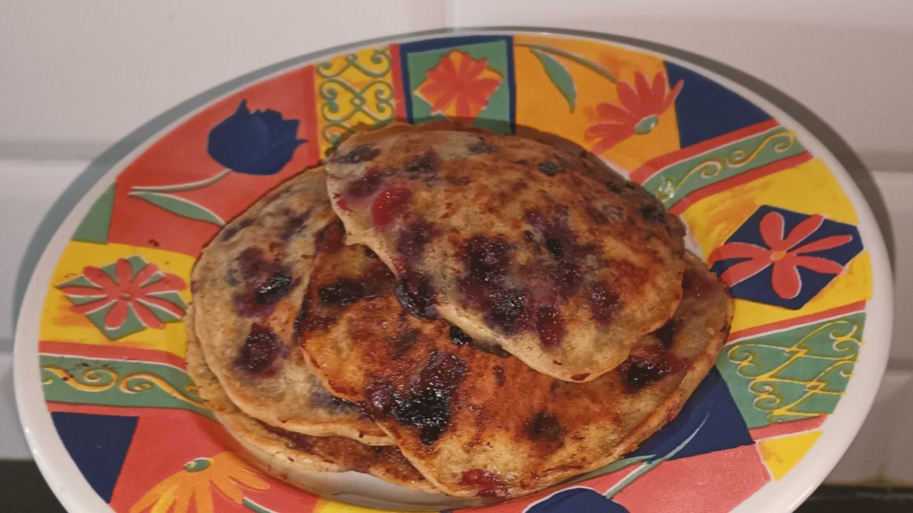 Przepis - Placuszki z serka wiejskiego z borówką przepis - Gotujmy.pl