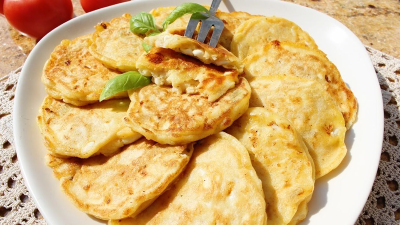 Przepis - Placuszki z serka wiejskiego z cebulą i szynką przepis - Gotujmy.pl