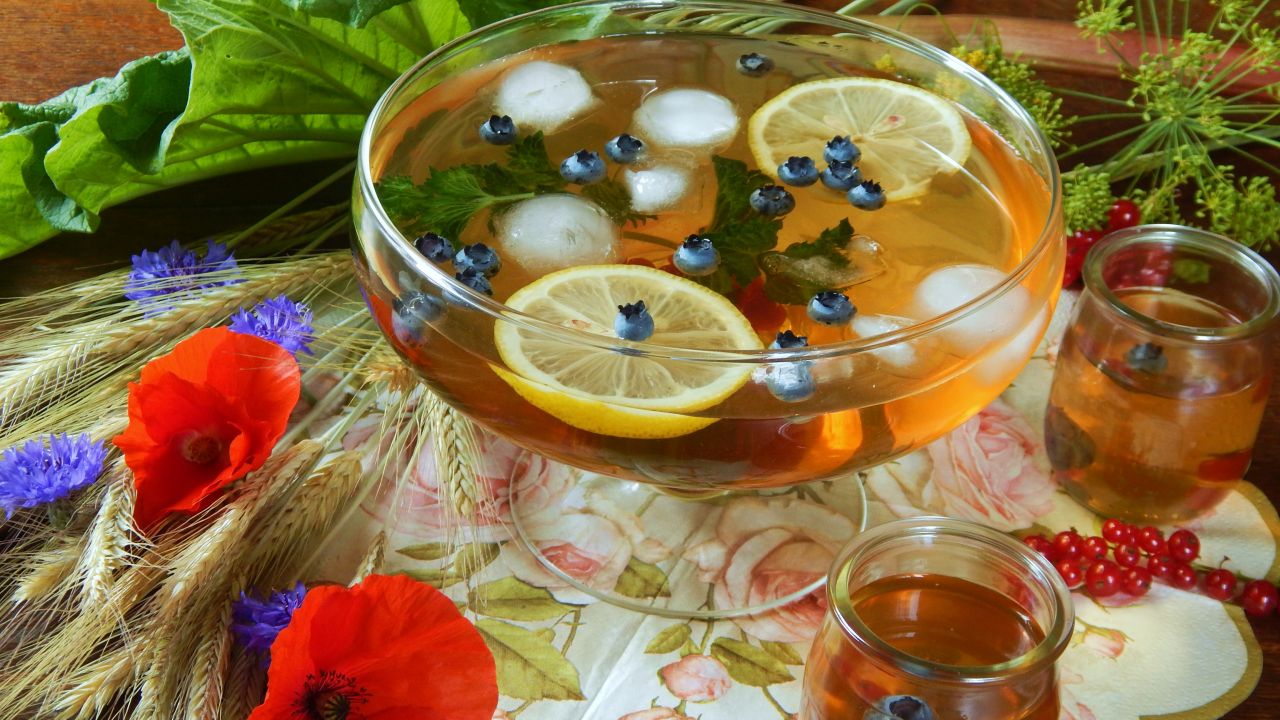 Przepis - Poncz herbaciany z owocami przepis - Gotujmy.pl