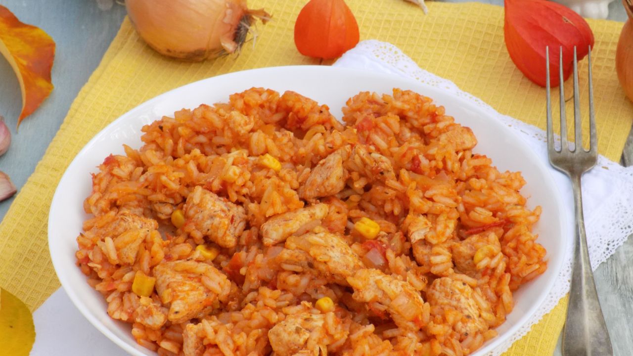 Przepis - Potrawka z ryżu, warzyw i kurczaka przepis - Gotujmy.pl