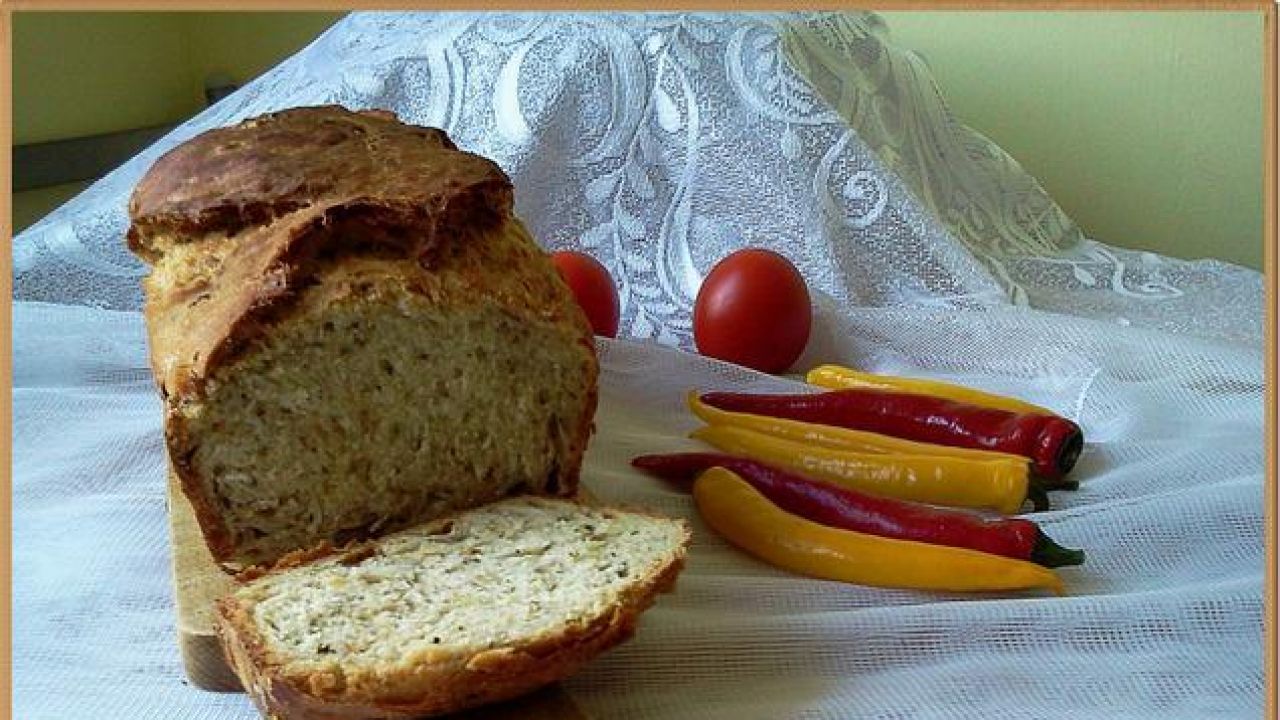 Przepis - Prosty chlebek z czosnkiem na zakwasie przepis - Gotujmy.pl