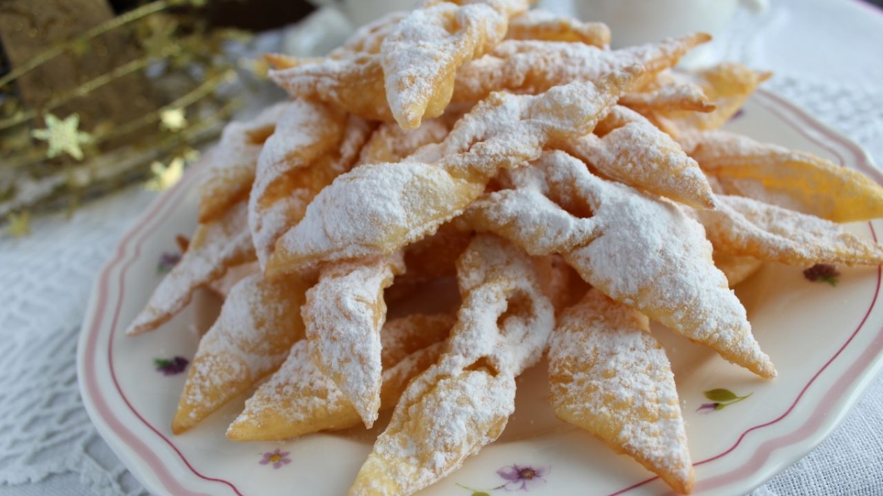 Przepis - Chrust albo faworki przepis - Gotujmy.pl