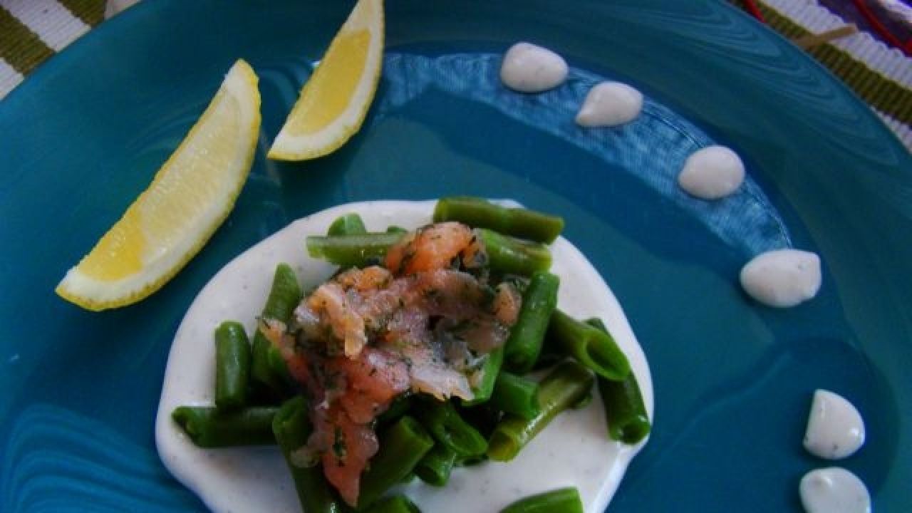 Przepis - Przystawka z wędzonego łososia przepis - Gotujmy.pl