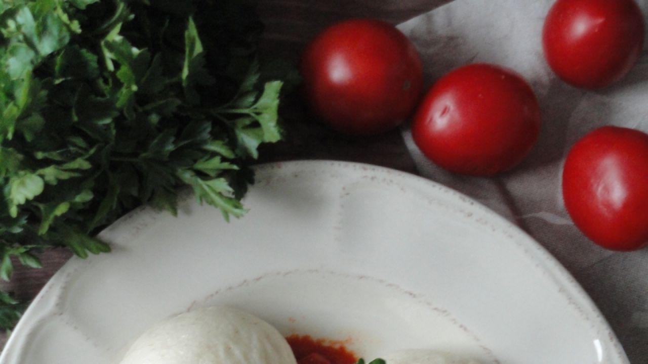 Przepis - Pyzy z sosem myśliwskim przepis - Gotujmy.pl