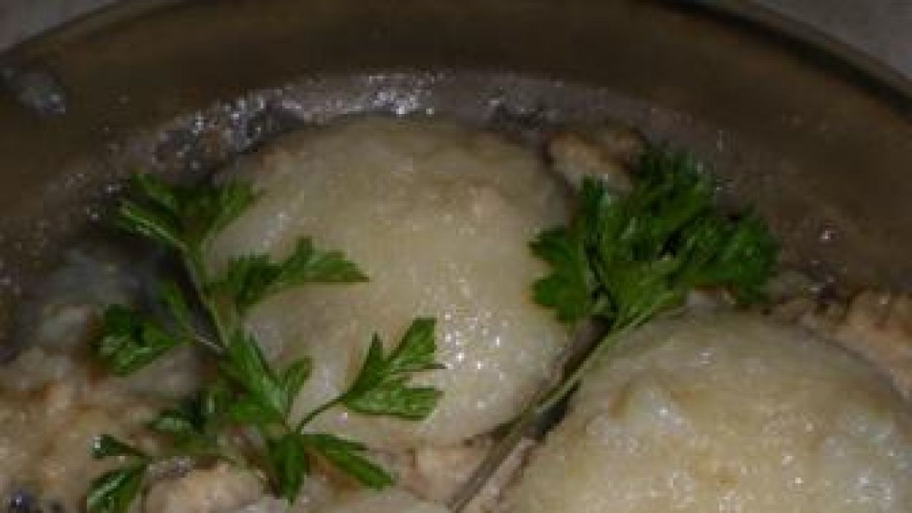 Przepis - Pyzy ziemniaczane z sosem mięsnym przepis - Gotujmy.pl