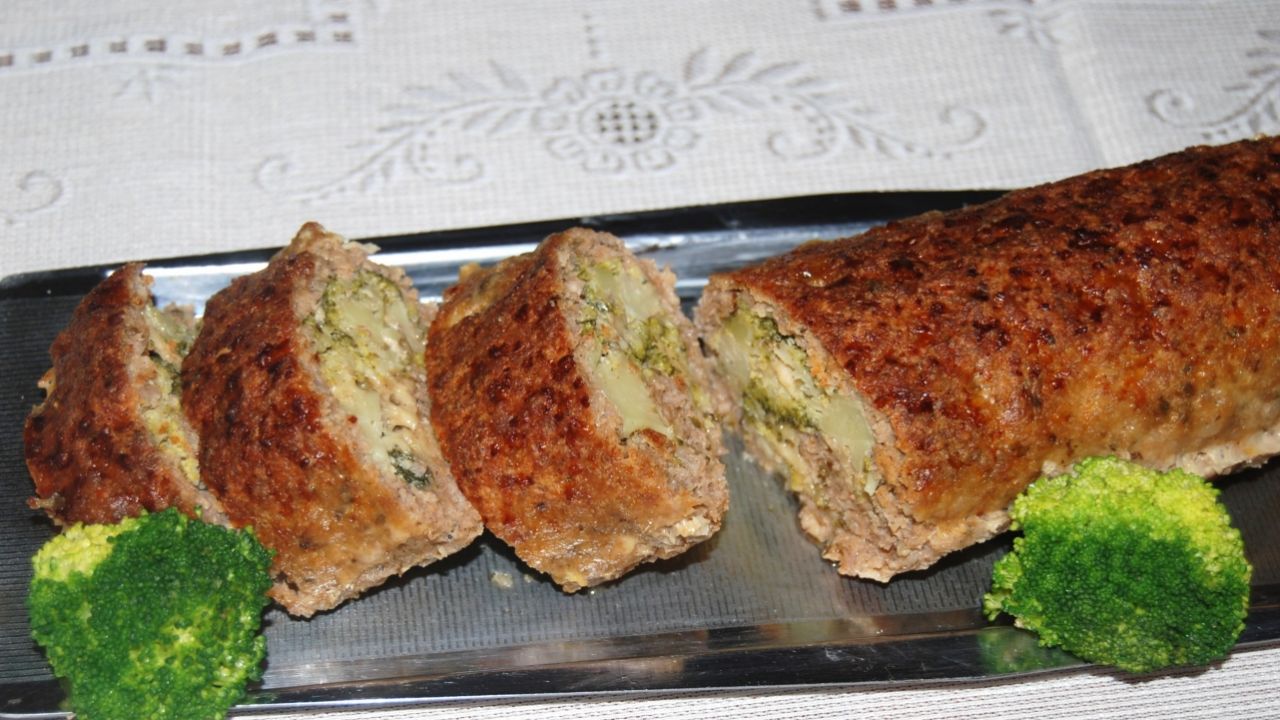 Przepis - Rolada z brokułami i serem przepis - Gotujmy.pl