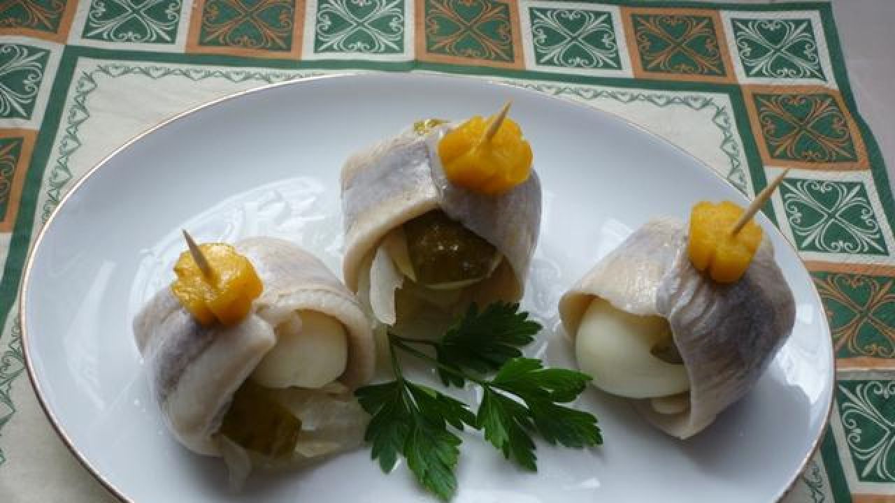 Przepis - Rolmopsy z jajkiem i ogórkiem przepis - Gotujmy.pl