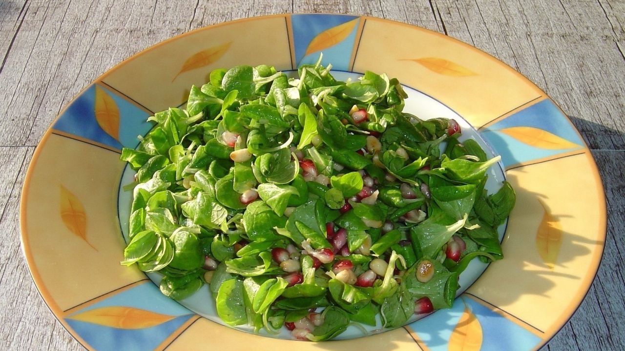 Przepis - Roszponka z owocem granatu i orzeszkami pinii przepis ...