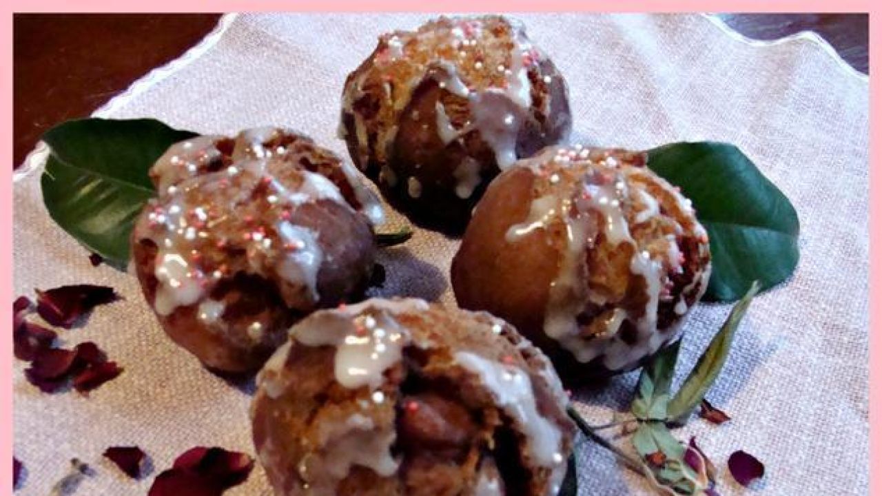 Przepis - Różane pączki przepis - Gotujmy.pl