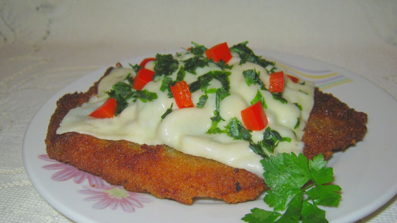 Przepis - Schabowy pod plastrem sera przepis - Gotujmy.pl