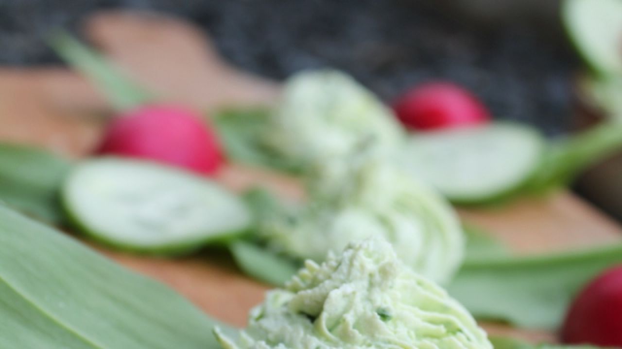 Przepis - Serek typu fromage z czosnkiem niedźwiedzim przepis - Gotujmy.pl