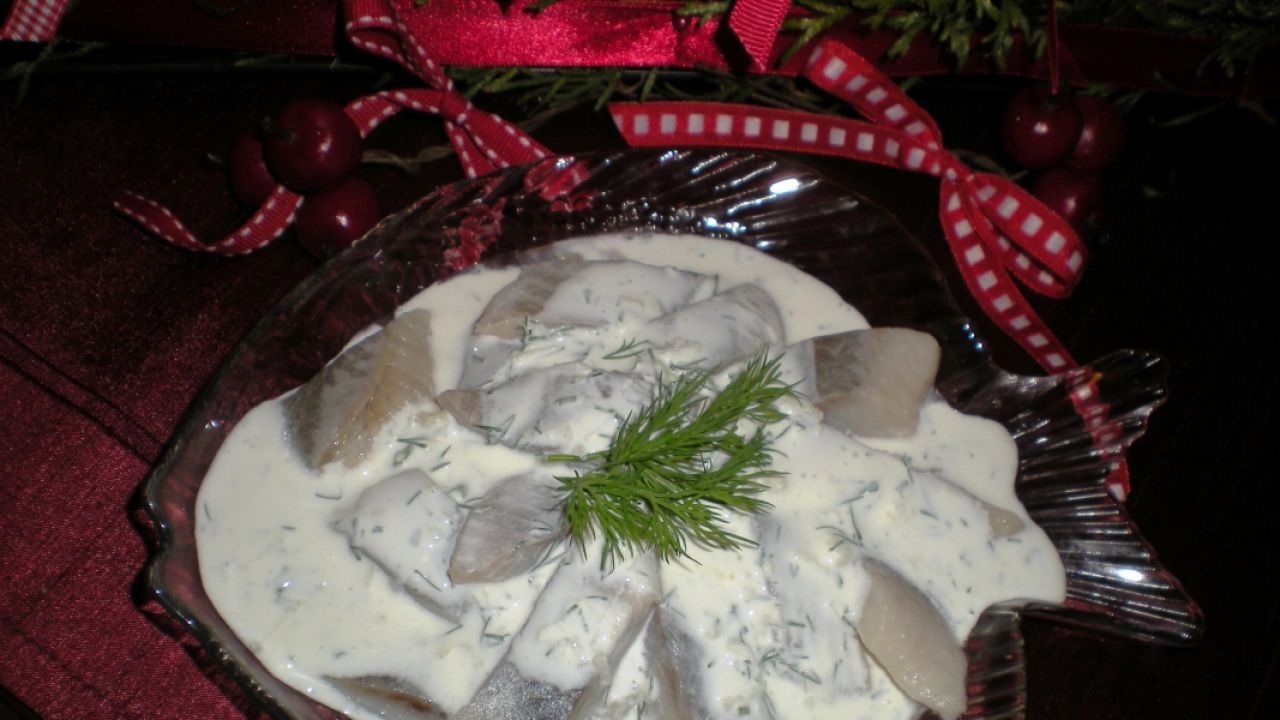 Przepis - Śledzie a'la matjas w sosie koperkowo-czosnkowym przepis ...