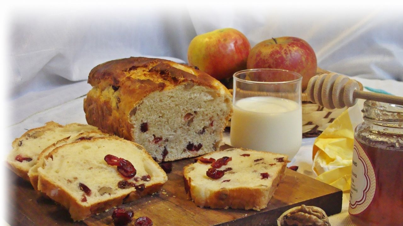 Przepis - Słodka bułka z dodatkami przepis - Gotujmy.pl