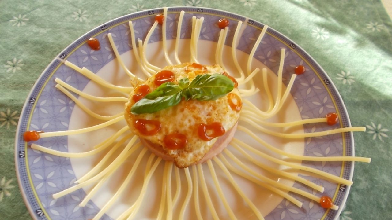 Przepis - Słoneczka z mortadeli przepis - Gotujmy.pl